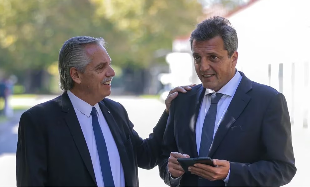 Al renunciar a su candidatura, Alberto Fernández le entregó el bastón ...