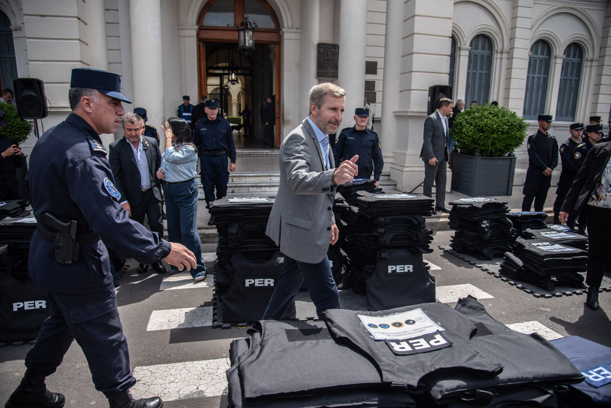 Frigerio distribuyó 1300 chalecos antibalas a la Policía para reforzar ...